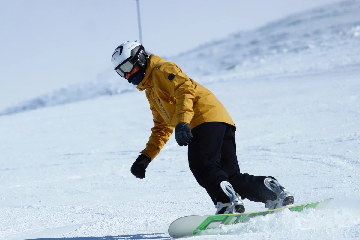 Best Snowboarding in Japan: Top Resorts, Gear Tips & Season Guide 2025